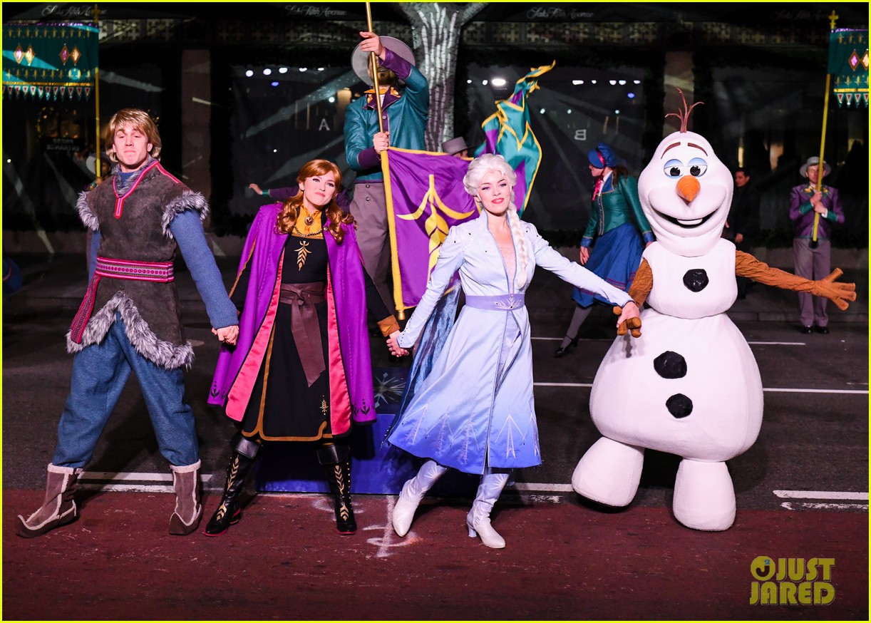 Idina Menzel Helps Unveil Saks Fifth Avenue 'Frozen 2' Window Display ...