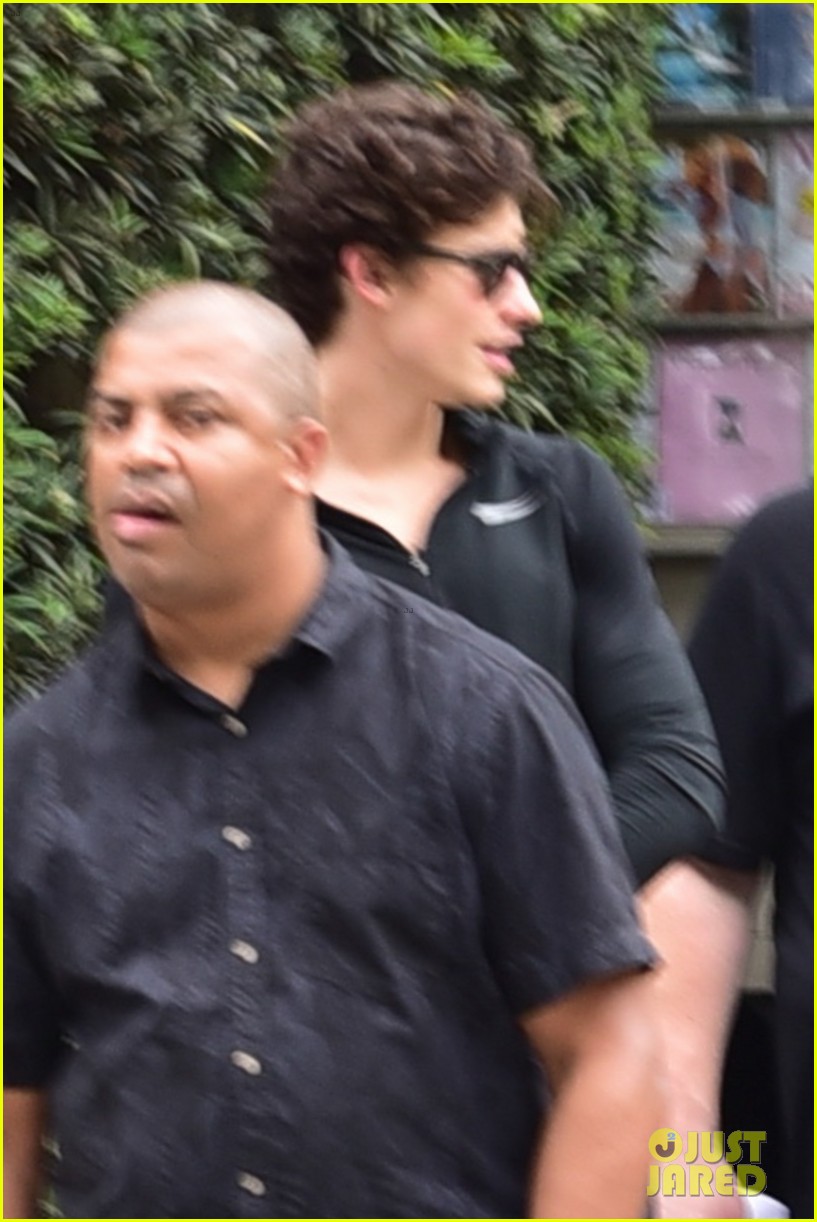 Shawn Mendes Steps Out With a Huge Security Entourage in Brazil: Photo ...