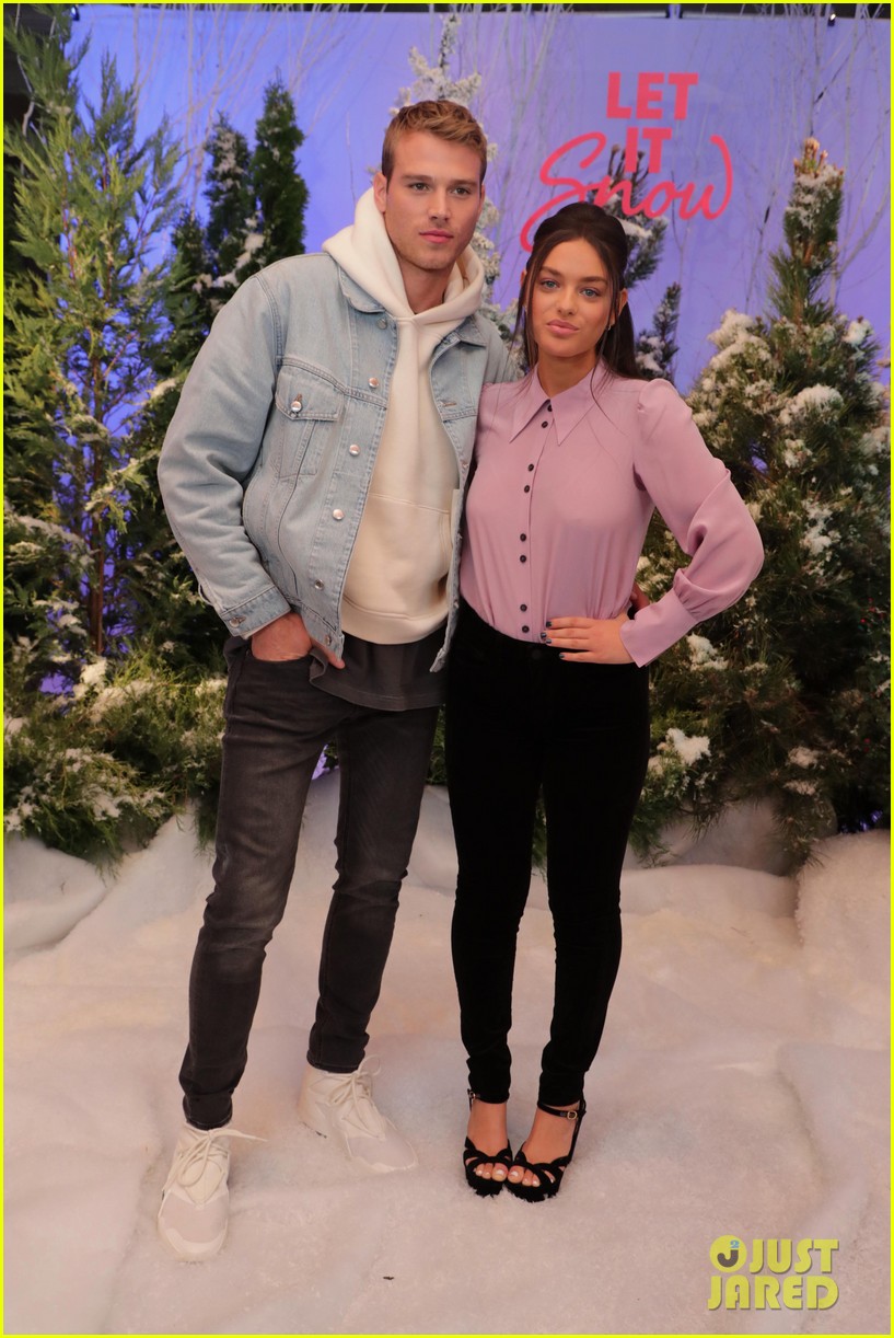 Kiernan Shipka & Isabela Merced Step Out For 'Let It Snow' Photo Call ...