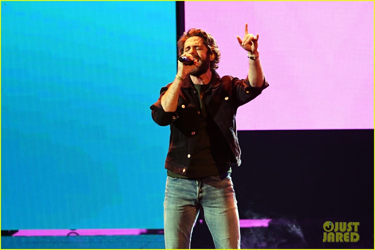 Thomas Rhett Performs 'Look What God Gave Her' at American Music Awards ...