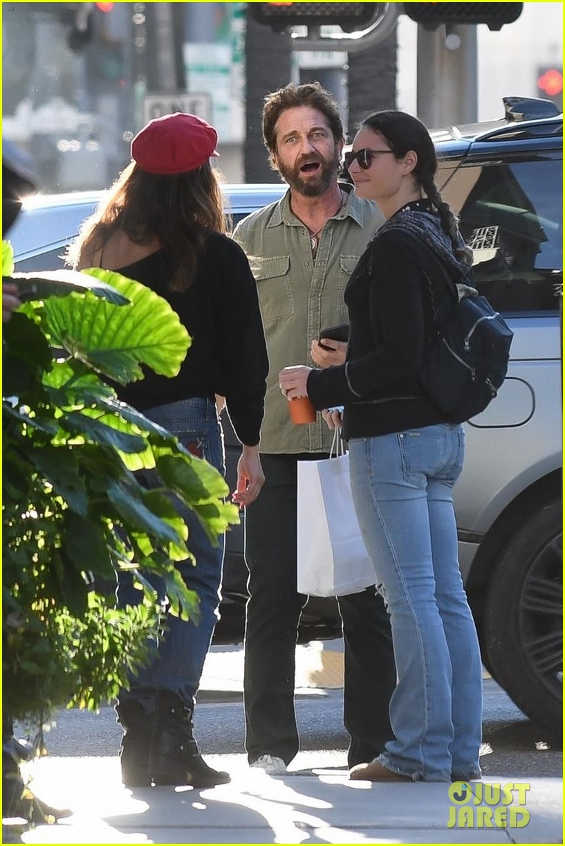 Gerard Butler Shares a Laugh with Fans While Arriving at Lunch: Photo ...
