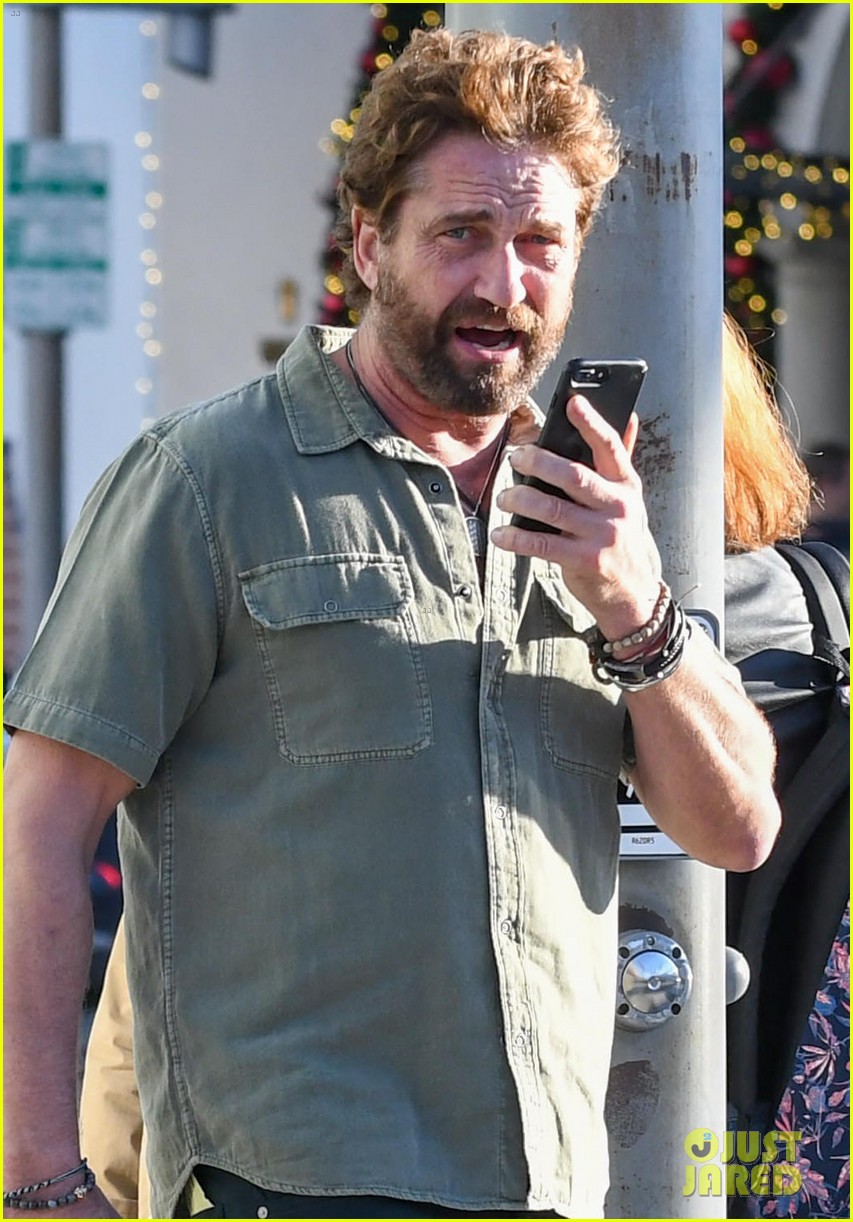 Gerard Butler Shares a Laugh with Fans While Arriving at Lunch: Photo ...
