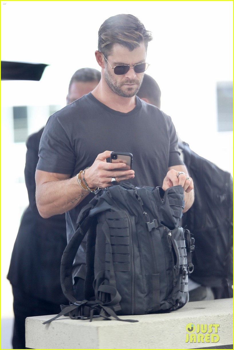 Chris Hemsworth Shows Some Muscle While Leaving Brisbane: Photo 4396772 ...
