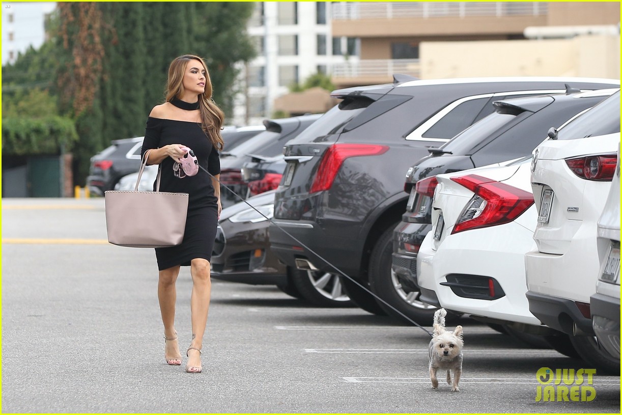 Chrishell Stause Wasn't Wearing Her Wedding Ring While Shopping in LA ...