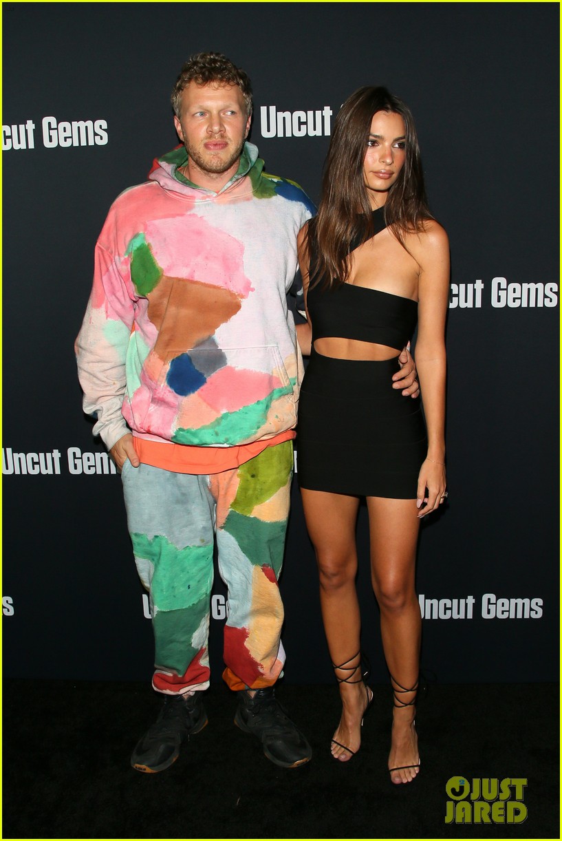 Emily Ratajkowski Writes 'F-ck Harvey' on Her Arm at Movie Premiere ...