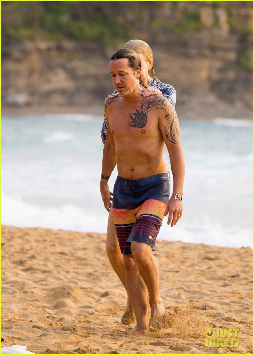 Shirtless Keith Urban Puts Tattoos on Display at Beach with Nicole ...