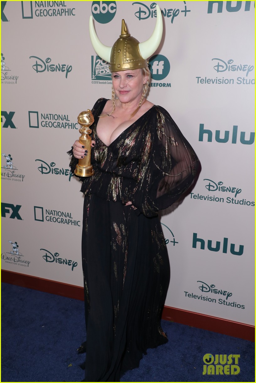 The Act's Joey King Helps Patricia Arquette Celebrate Golden Globe Win ...