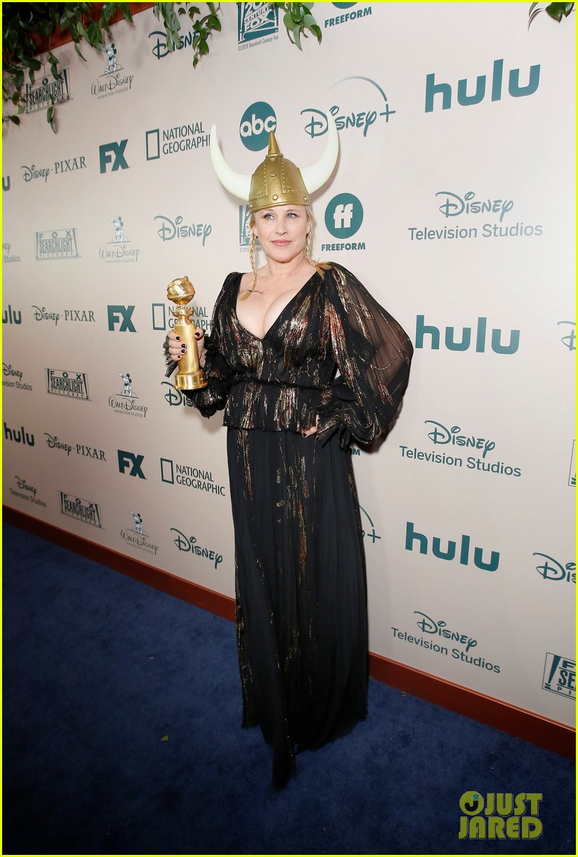 The Act's Joey King Helps Patricia Arquette Celebrate Golden Globe Win ...