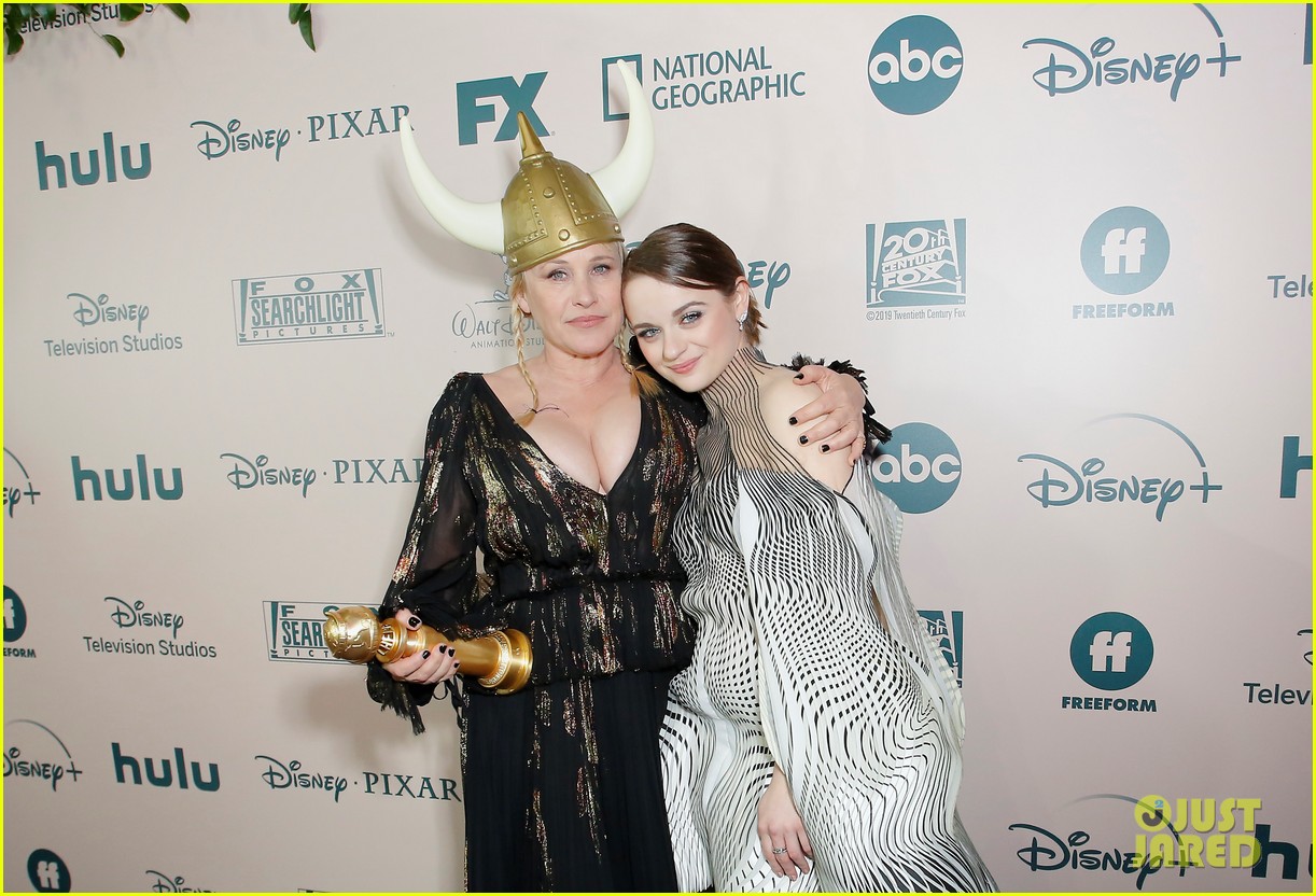 The Act's Joey King Helps Patricia Arquette Celebrate Golden Globe Win ...