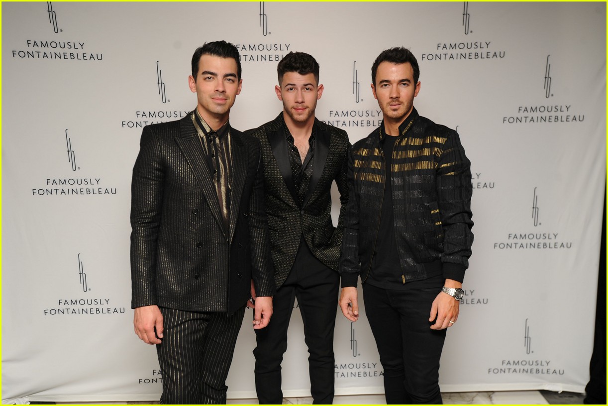 Jonas Brothers Light Up Fontainebleau Miami Beach Stage for New Year's ...