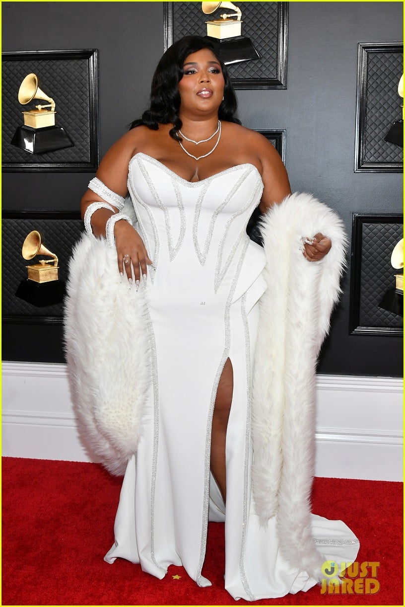 Lizzo Is Pure Glam While Kicking Off Grammys 2020 Red Carpet: Photo ...