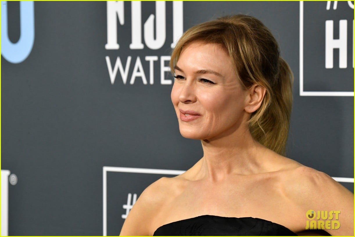 Nominee Renee Zellweger Poses for Pictures at Critics' Choice Awards ...