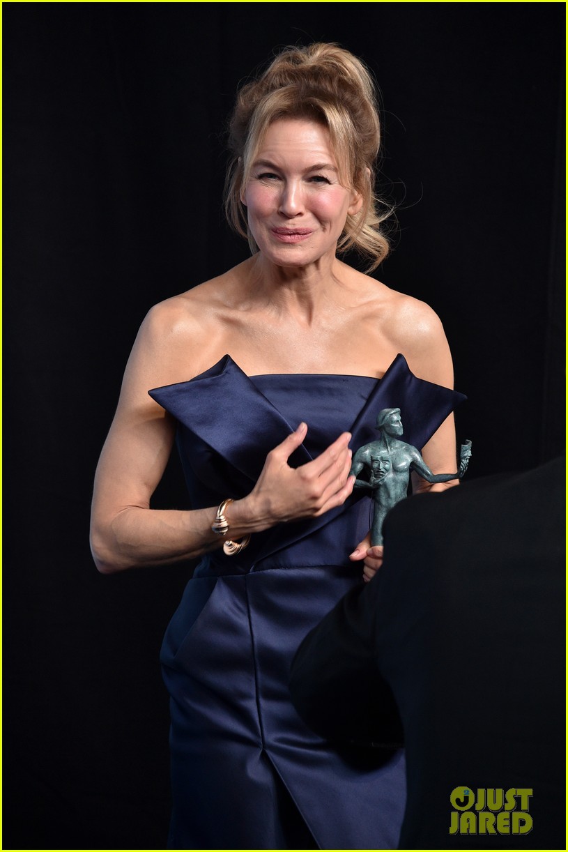Renee Zellweger Accepts Award for Best Female Actor at SAG Awards 2020 ...