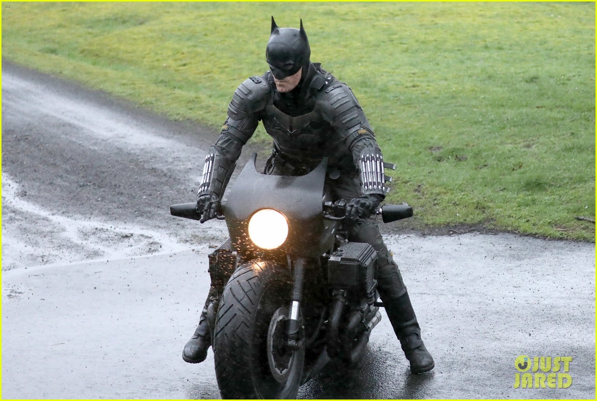 'The Batman' Set Photos Reveal Closer Look at New Batsuit!: Photo ...