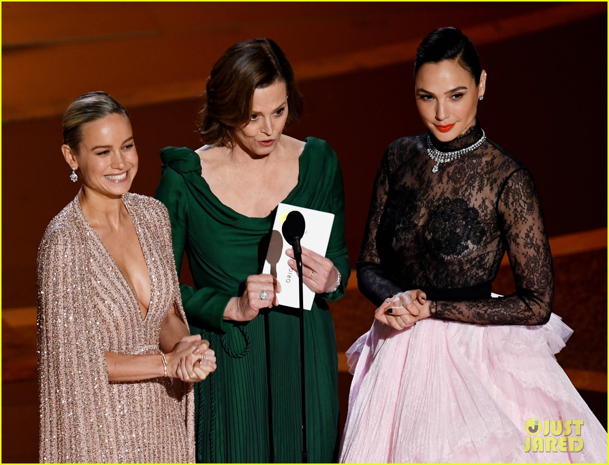 Brie Larson & Gal Gadot Honor Sigourney Weaver at Oscars 2020 for ...