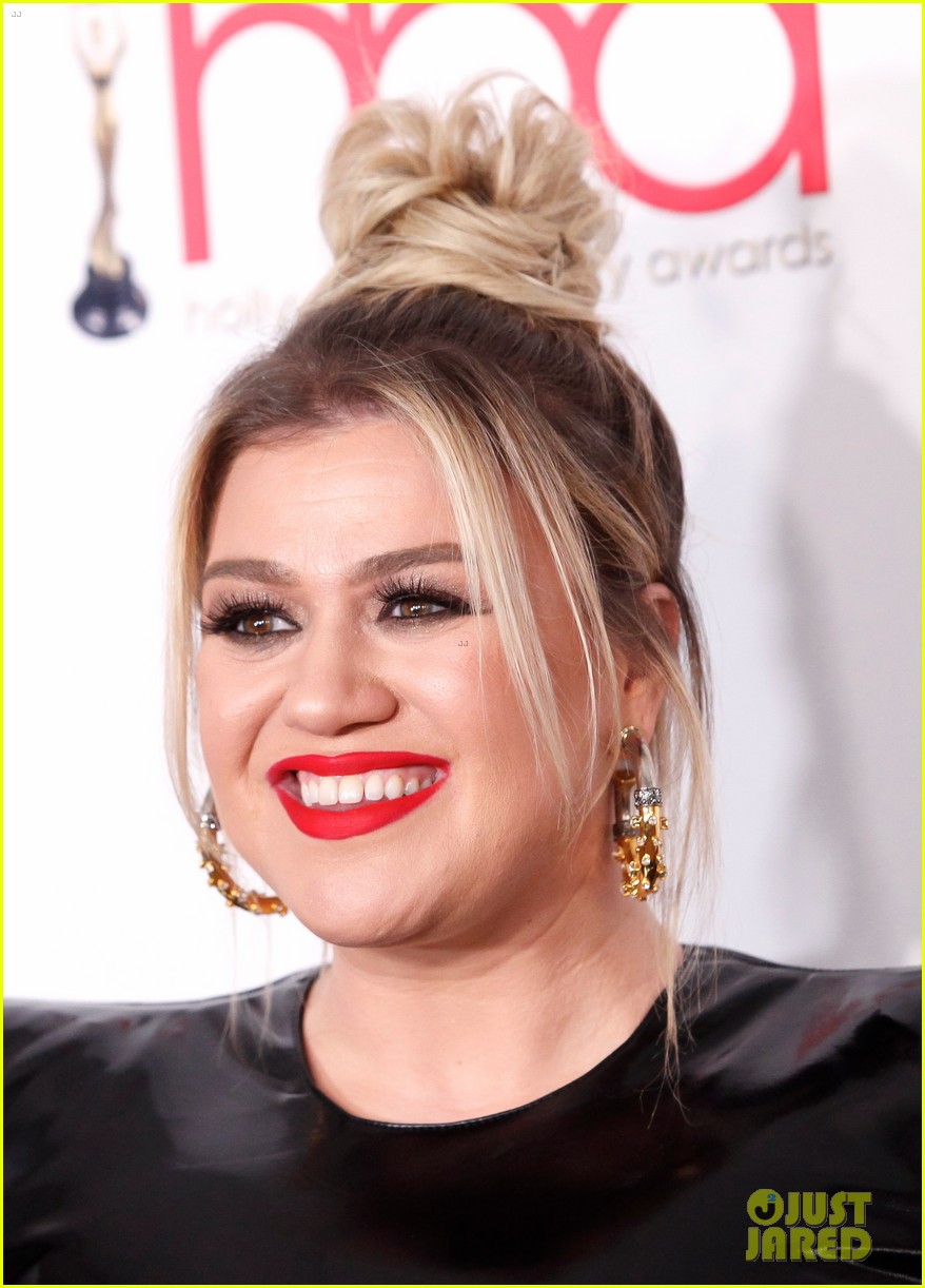 Kelly Clarkson Puts Slim Figure on Display in Form-Fitting Dress: Photo ...