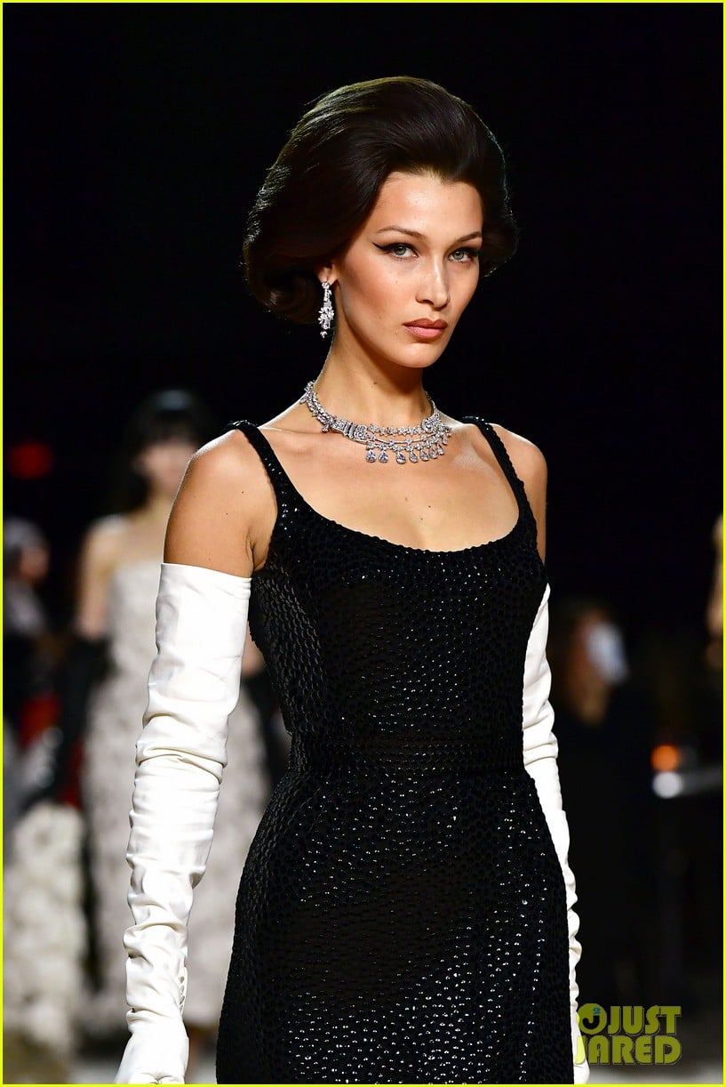 Miley Cyrus Shows Off Rocking Body Walking in Marc Jacobs NYFW Show ...