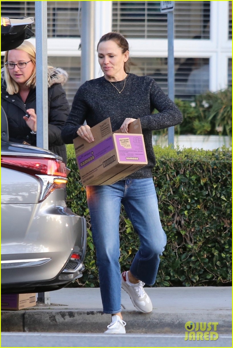 Jennifer Garner Loads Boxes of Girl Scout Cookies Into Her Car: Photo ...