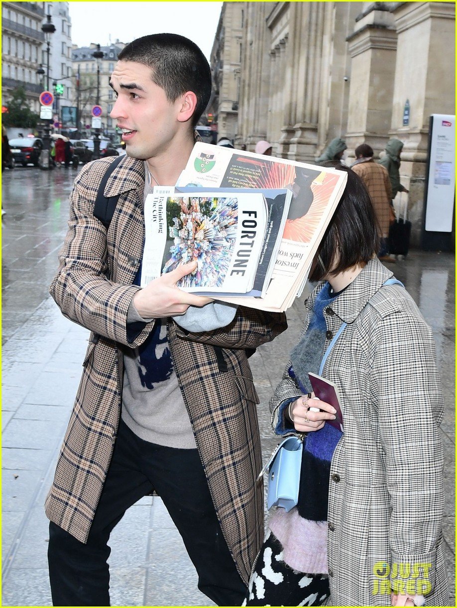 Maisie Williams' Boyfriend Reuben Selby Playfully Hides Her Face at ...