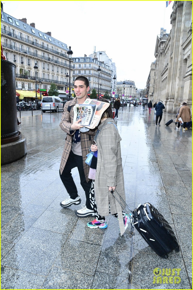 Maisie Williams' Boyfriend Reuben Selby Playfully Hides Her Face at ...