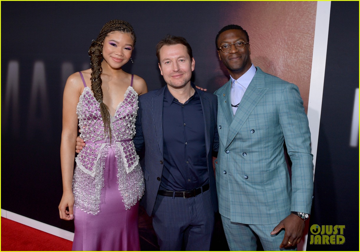 Elisabeth Moss Stuns In Pink For 'The Invisible Man' Premiere in ...