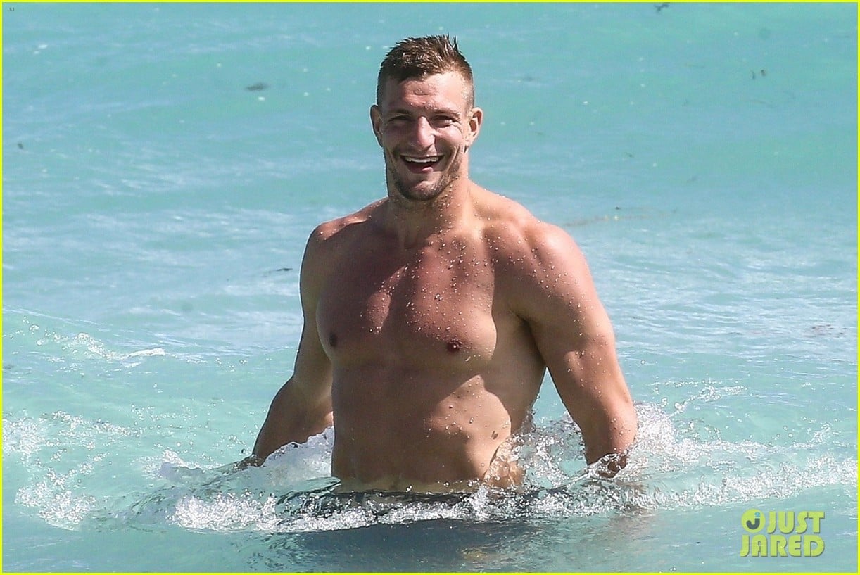 NFL's Rob Gronkowski Looks Like He Doesn't Miss a Day at the Gym ...