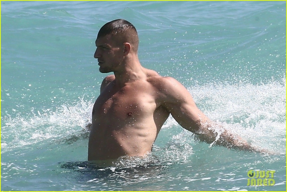 NFL's Rob Gronkowski Looks Like He Doesn't Miss a Day at the Gym ...