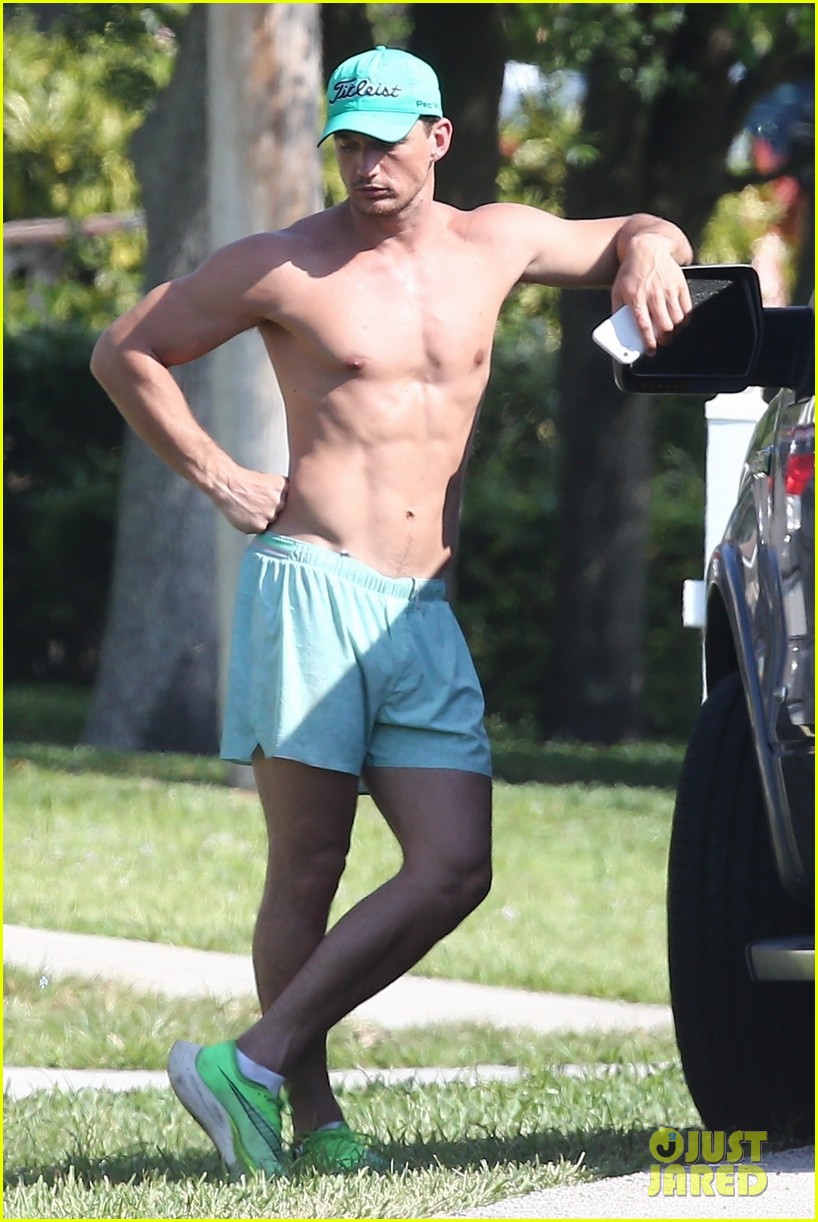 Tyler Cameron Strips Off His Shirt For His Daily Jog: Photo 4451214 ...