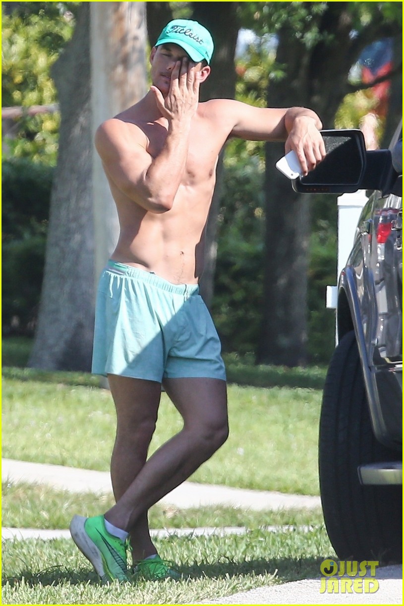 Tyler Cameron Strips Off His Shirt For His Daily Jog: Photo 4451220 ...