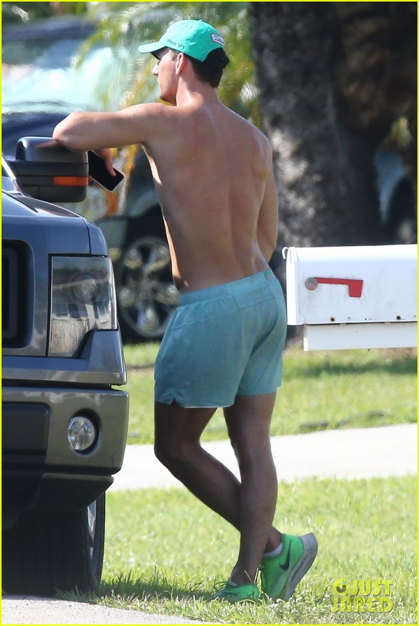 Tyler Cameron Strips Off His Shirt For His Daily Jog: Photo 4451221 ...
