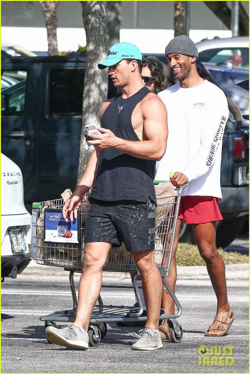 Tyler Cameron Stocks Up on Groceries with BFF Matt James in Florida ...