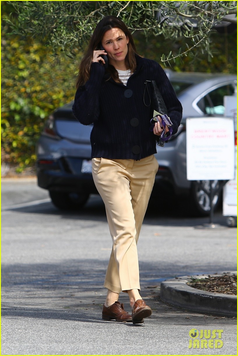 Jennifer Garner Whips Up Soft Pretzels After Her Son Says She Eats Too ...