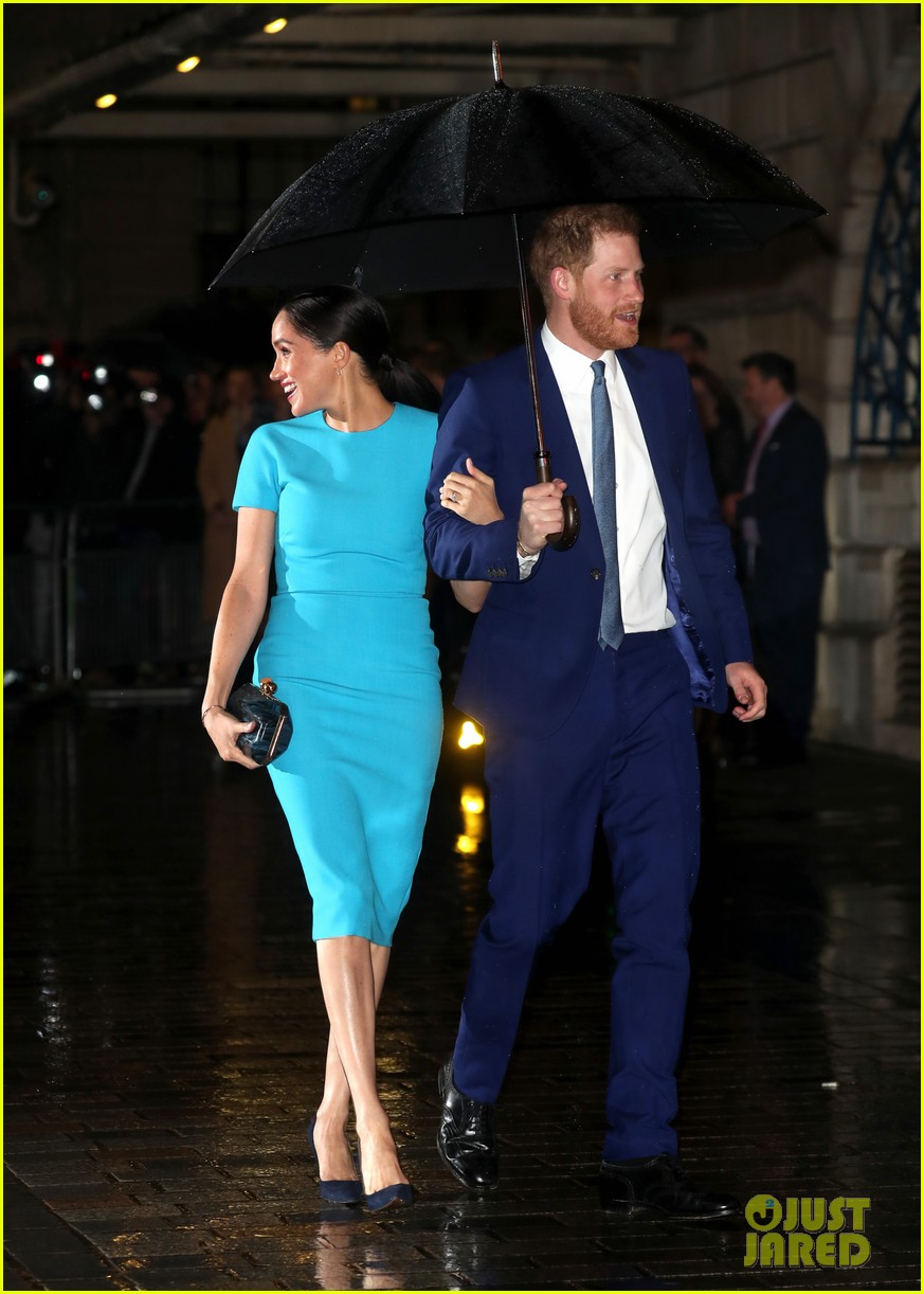 These Photos of Meghan Markle & Prince Harry Walking in the Rain Look Like Movie Magic!: Photo ...