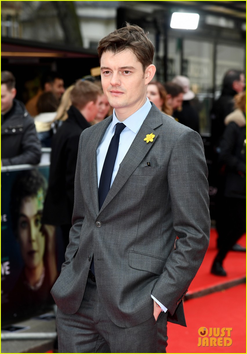 Rosamund Pike Wears One Pearl Earring To 'Radioactive' Premiere in ...