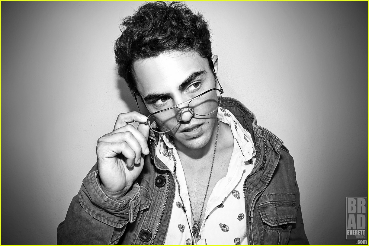 Never Have I Ever's Darren Barnet Shows Off His Abs in Hot New Photo ...