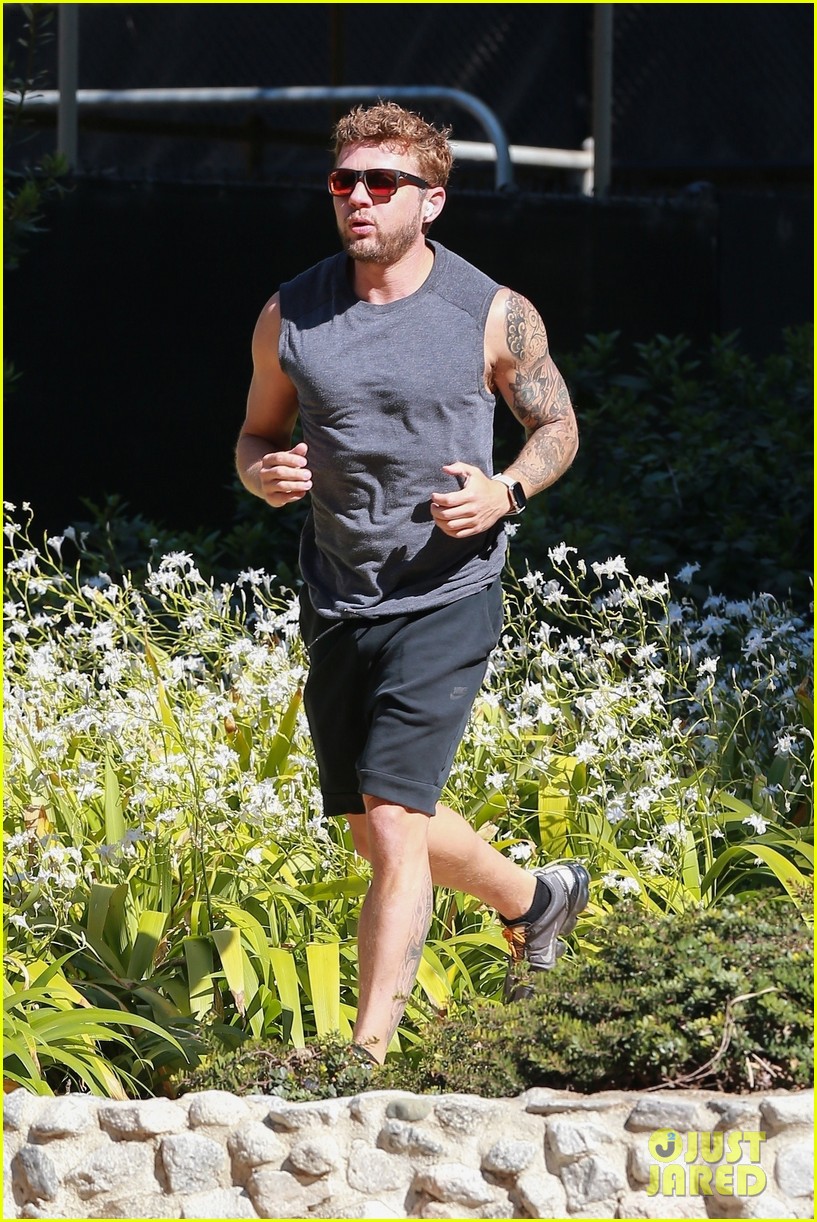 Ryan Phillippe Shows Off Toned Muscles During a Jog: Photo 4452415 ...