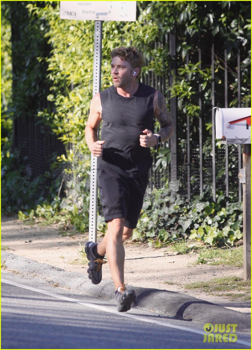 Ryan Phillippe Shows Off His Muscles During an Afternoon Jog: Photo ...