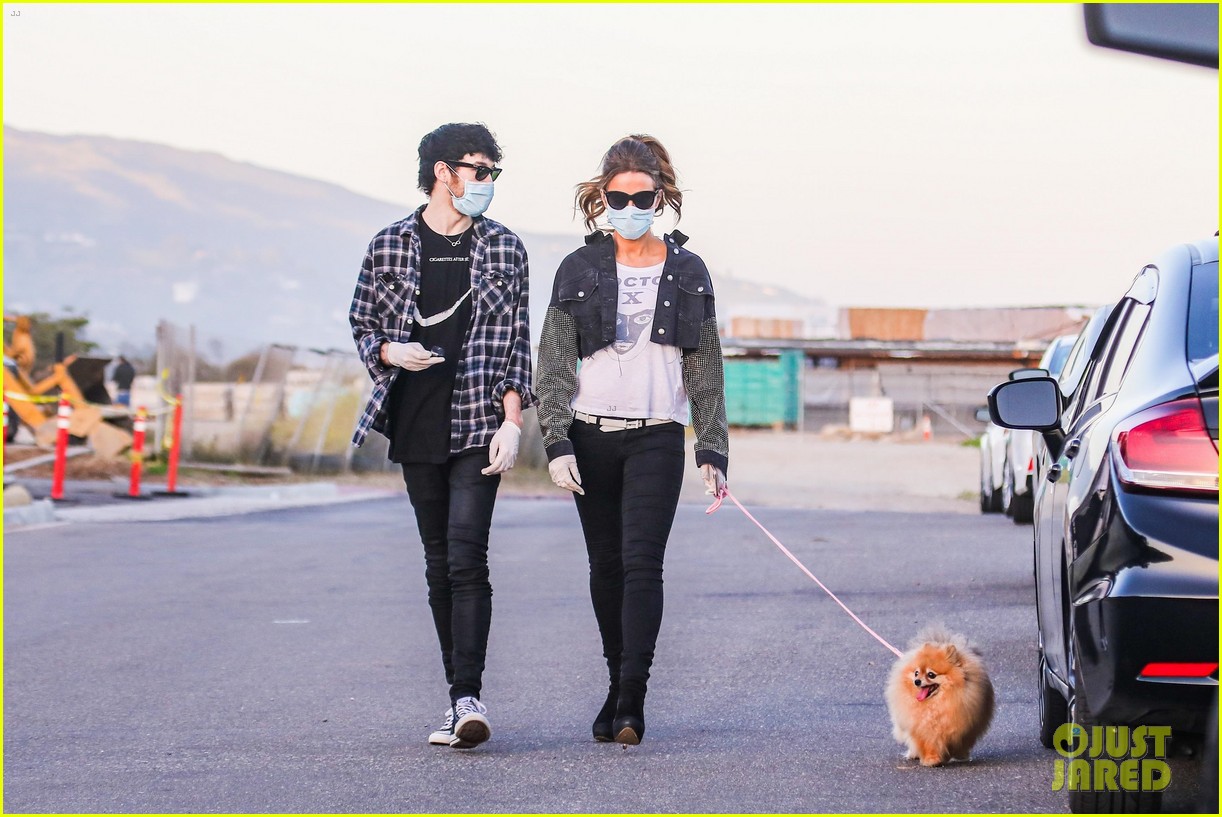 Kate Beckinsale Goes For a Sunset Walk with Boyfriend Goody Grace ...