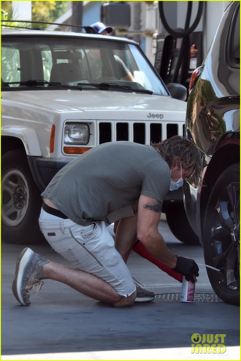 Dax Shepard Wears New Arm Brace While Running Errands in LA: Photo ...