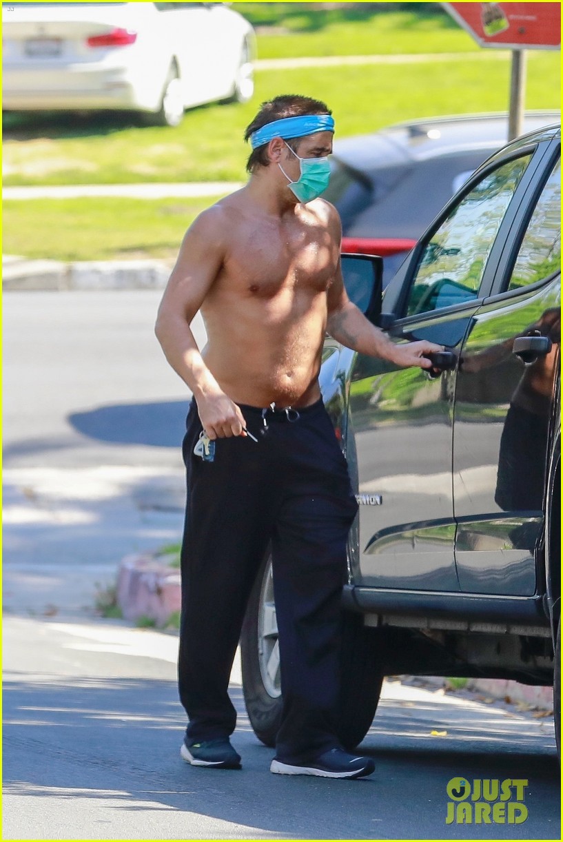 Colin Farrell Goes Shirtless for a Masked Run, Puts Hot Body on Display ...