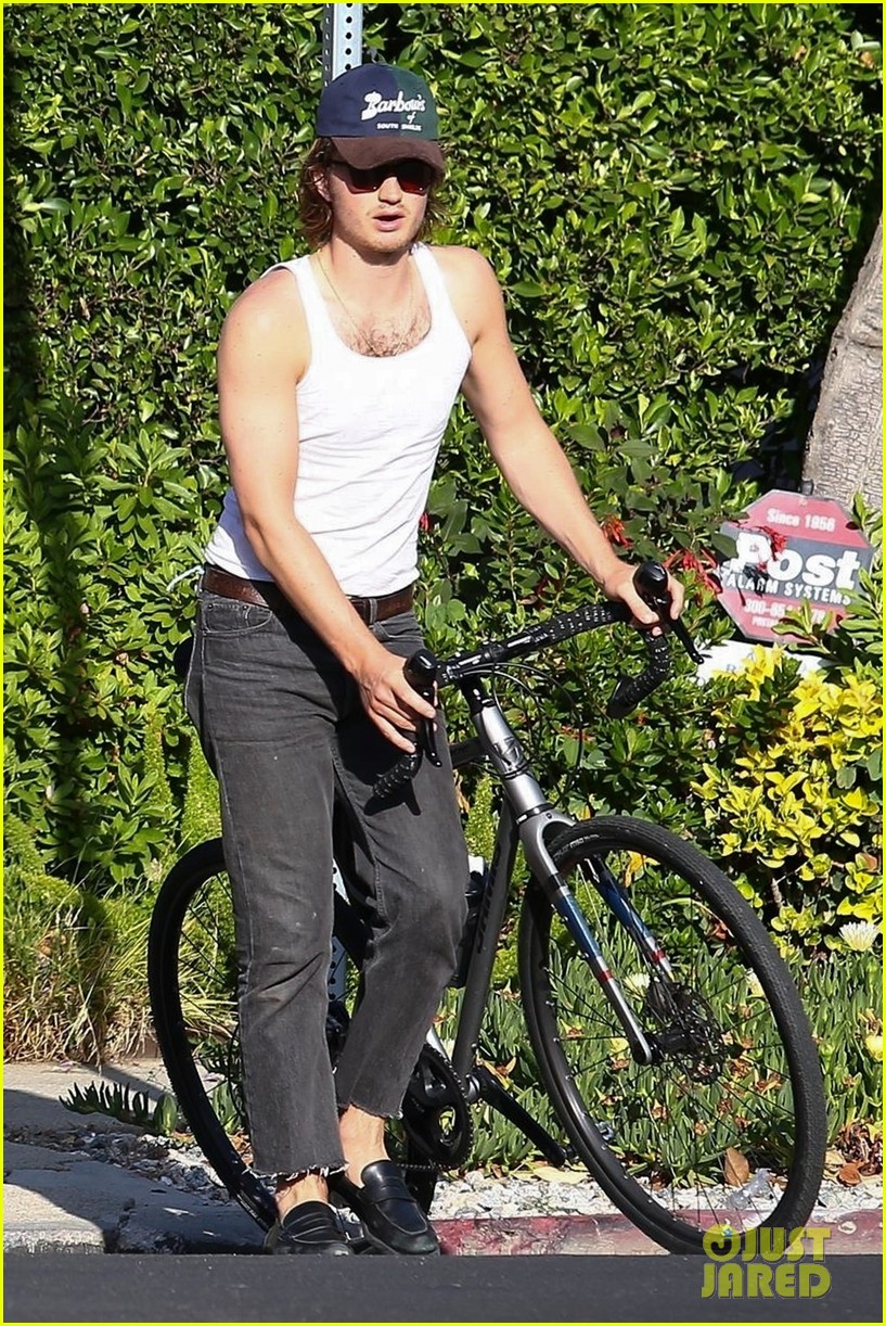 Joe Keery Wears a Tank Shirt While Out with Girlfriend Maika Monroe ...