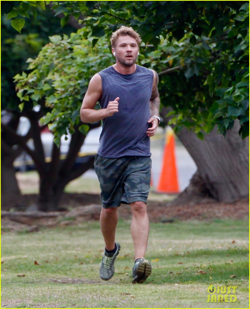 Ryan Phillippe Flashes His Abs While On a Run: Photo 4458881 | Ryan ...