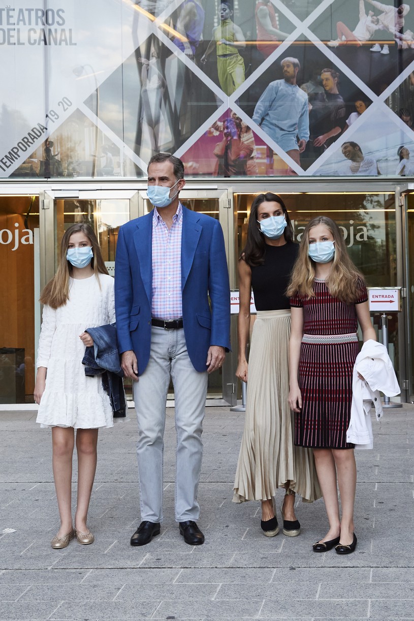 Spain's King Felipe & Queen Letizia Choose Not To Wear Masks For A Bit ...
