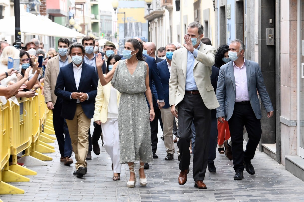 Spain's King Felipe & Queen Letizia Choose Not To Wear Masks For A Bit ...