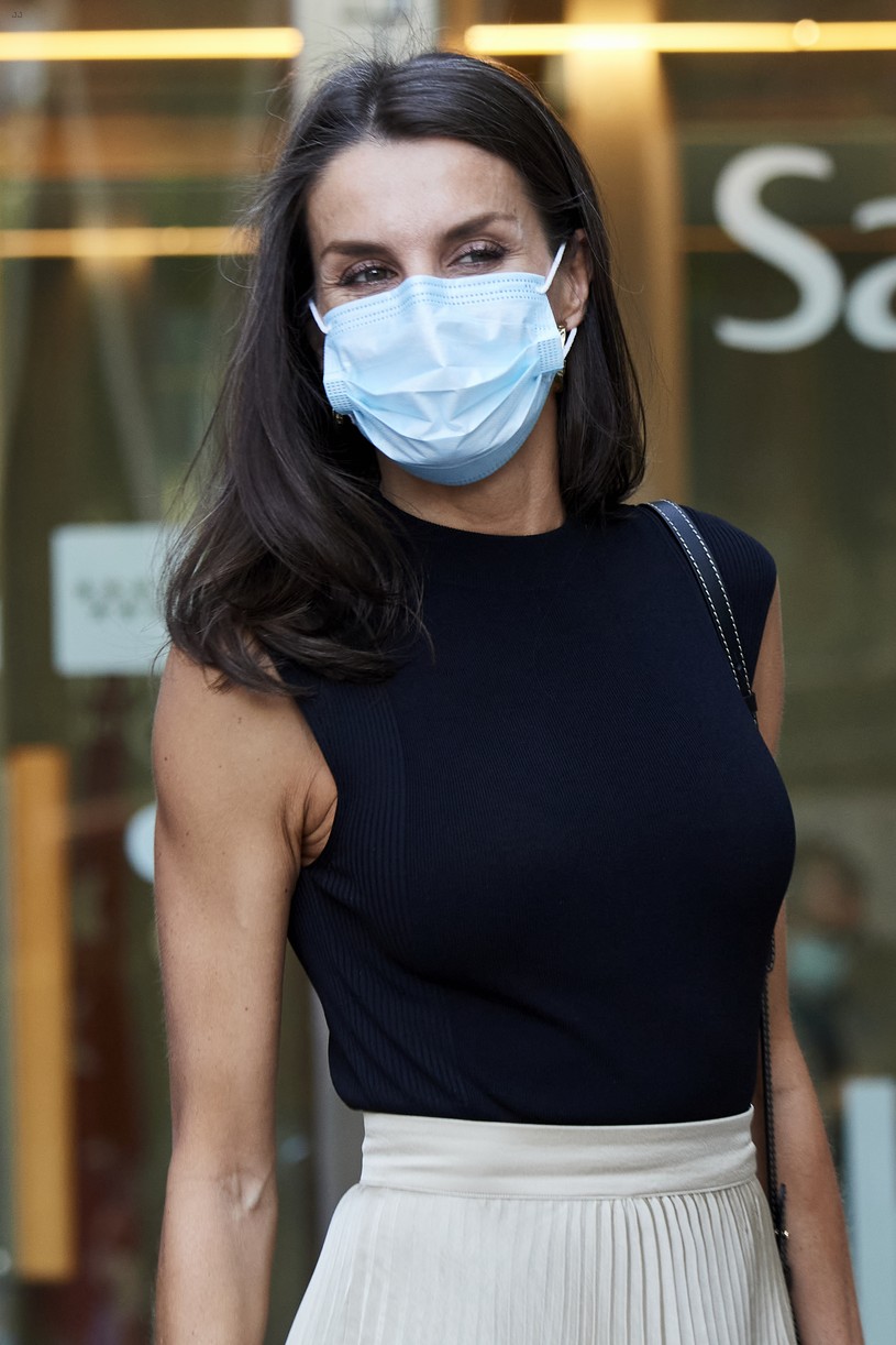 Spain's King Felipe & Queen Letizia Choose Not To Wear Masks For A Bit ...