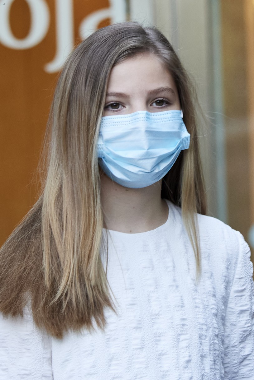 Spain's King Felipe & Queen Letizia Choose Not To Wear Masks For A Bit ...