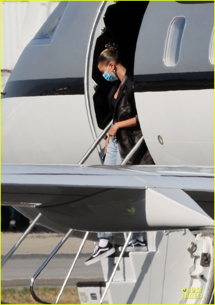 Hailey Bieber Wears a Mask Arriving Back in LA After Italy Shoot: Photo ...