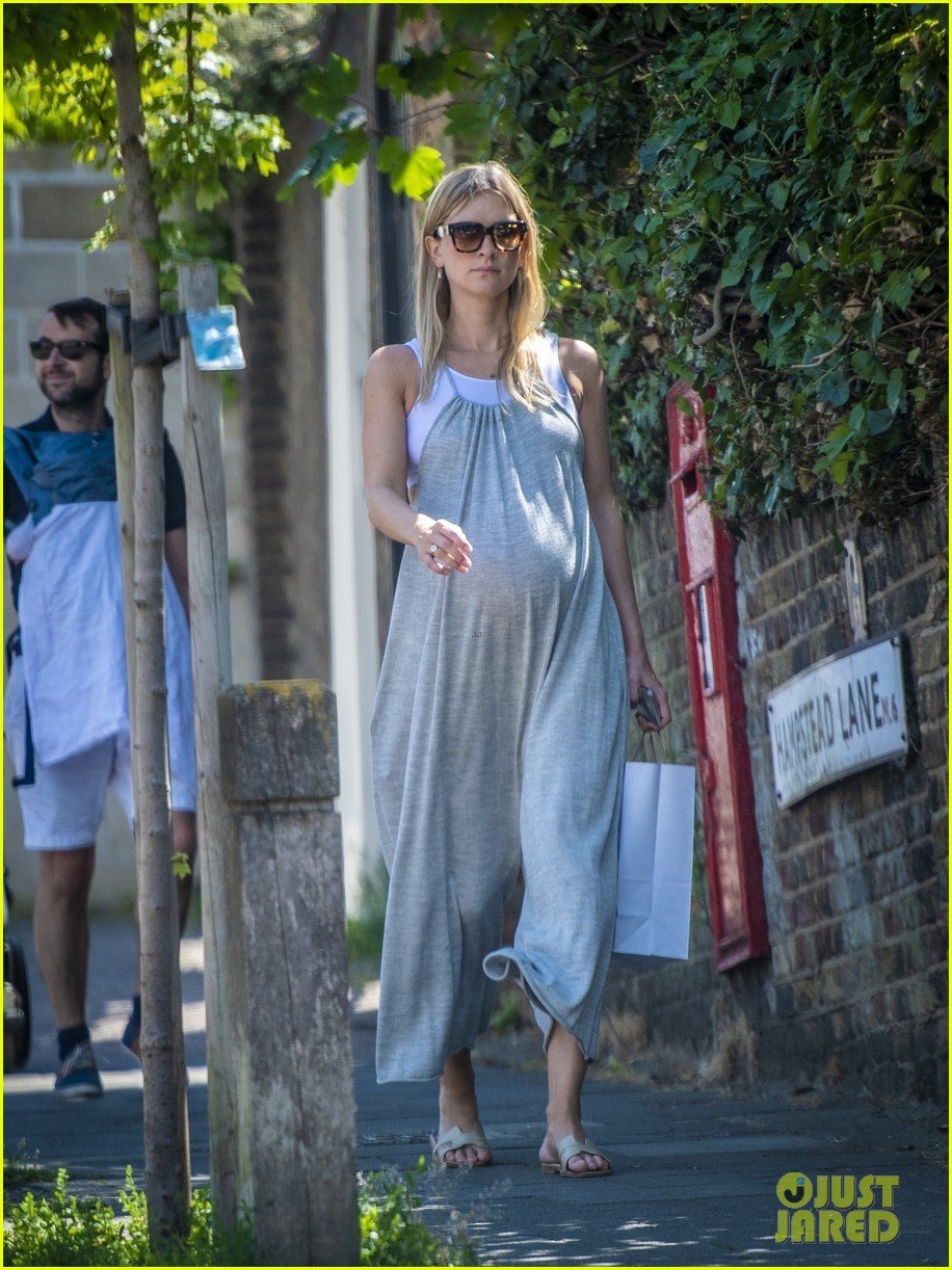 Jude Law Covers Up His 'Sexy Sadie' Tattoo with a Fish: Photo 4464256 ...