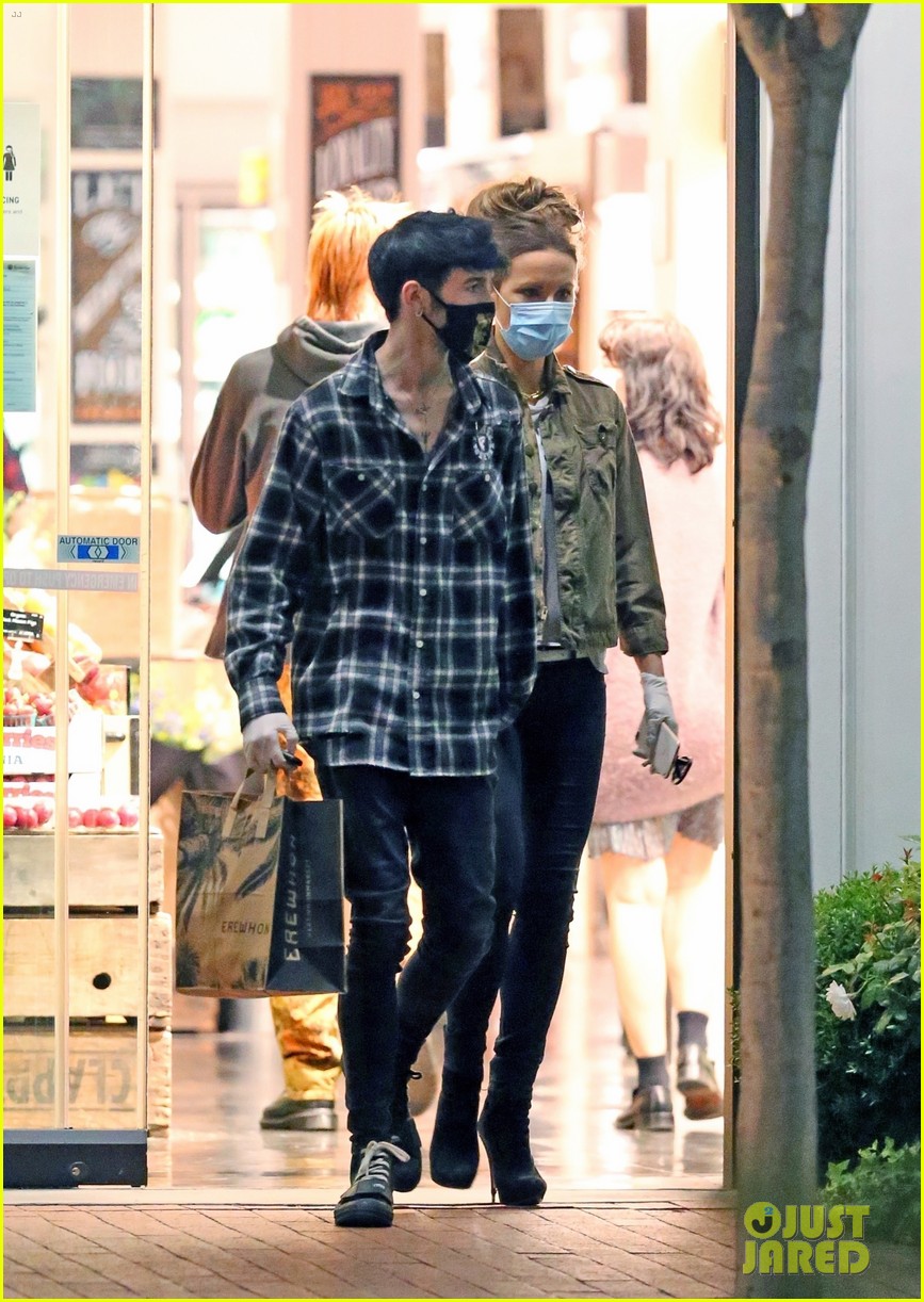 Kate Beckinsale & Goody Grace Walk Arm-in-Arm to Grab Groceries: Photo ...