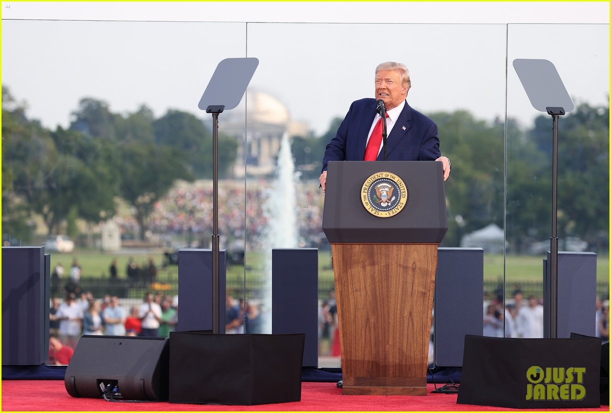 Obama Had Bruno Mars at His July 4th Party in 2015, Trump Had a Guy ...